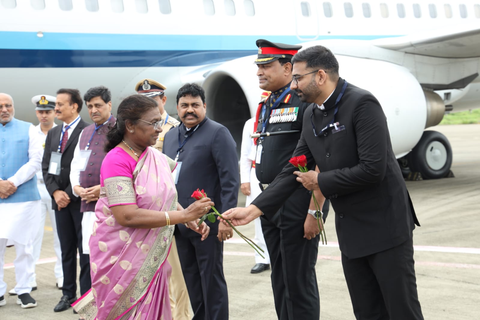 Draupadi Murmu At Nanded Airport : महामहिम राष्ट्रपती द्रौपदी मुर्मू ...